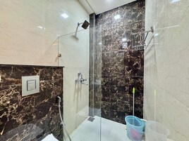 Quarto superluxo | Banheiro | Chuveiro com efeito de chuva, produtos de toalete biodegradáveis