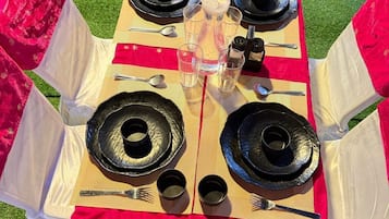 Pequeno-almoço takeaway diário mediante uma taxa