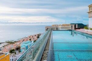 Piscina exterior, guarda-sóis, espreguiçadeiras 