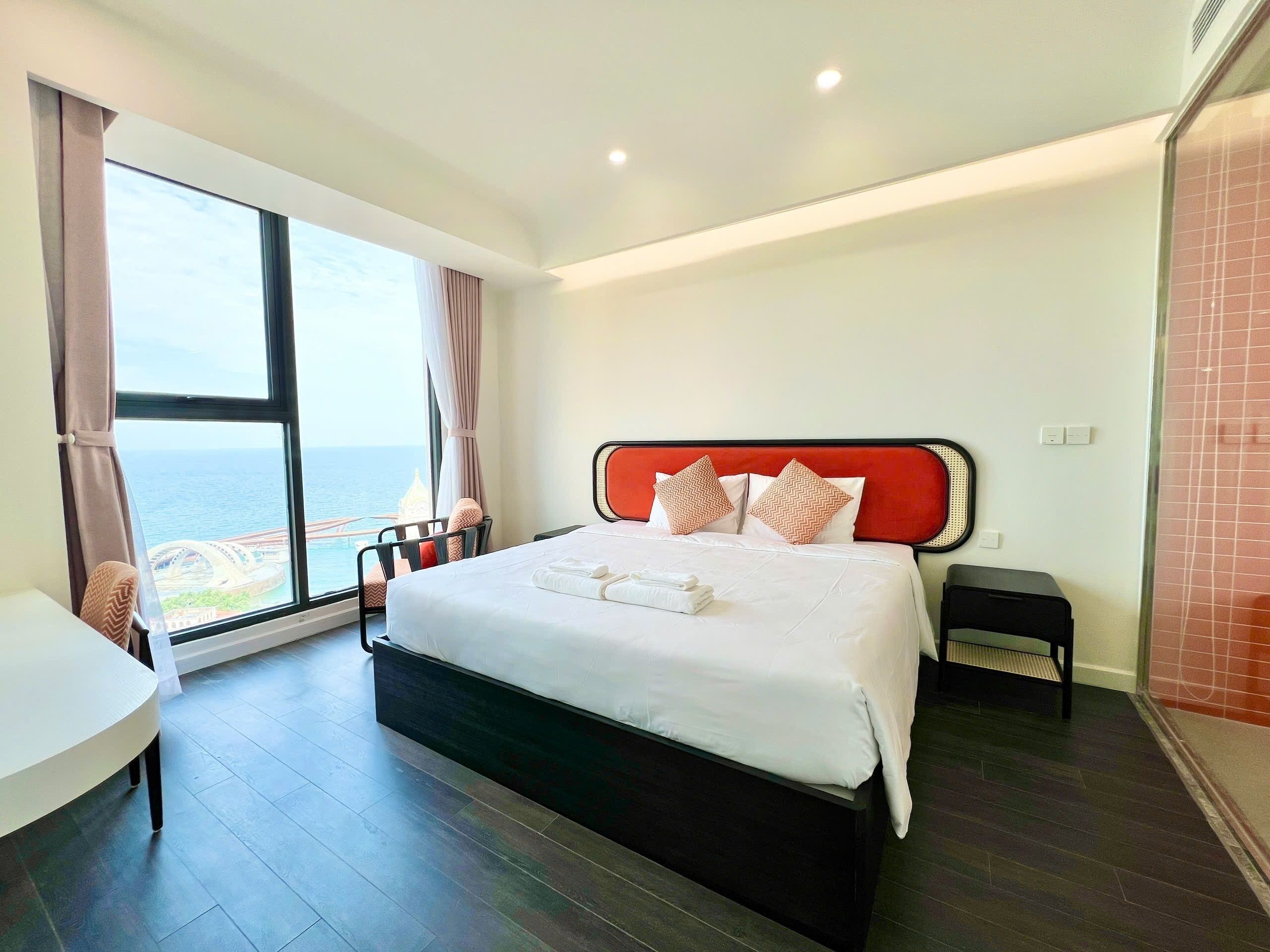 Apartamento luxo, 2 quartos, sacada, vista para a praia | Roupas de cama premium, frigobar, individualmente decorados