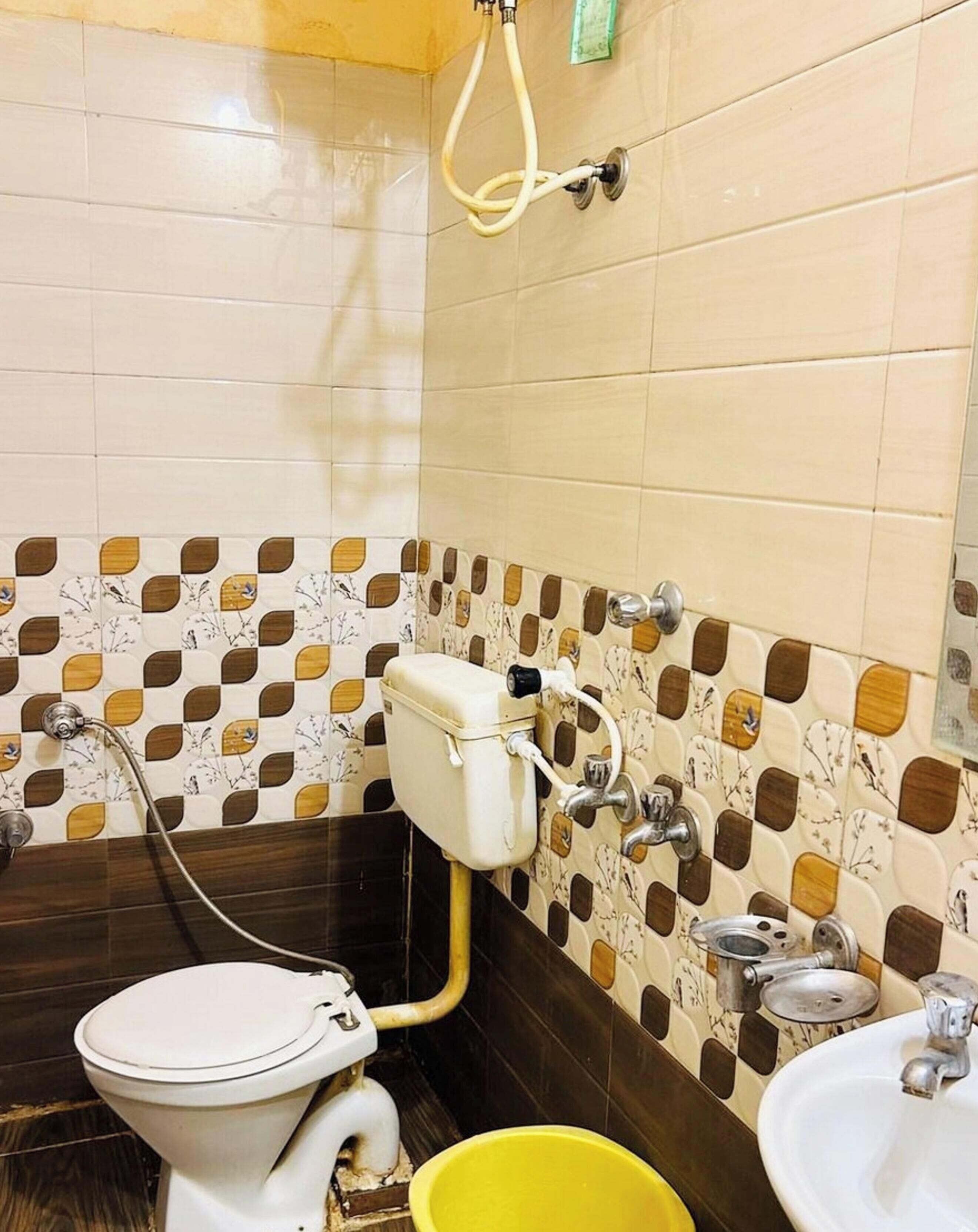 Chuveiro, chuveiro com efeito de chuva, chinelos, toalhas de banho