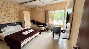 Quarto quádruplo luxo, ar-condicionado | Roupas de cama antialérgicas, escrivaninha, quartos à prova de som