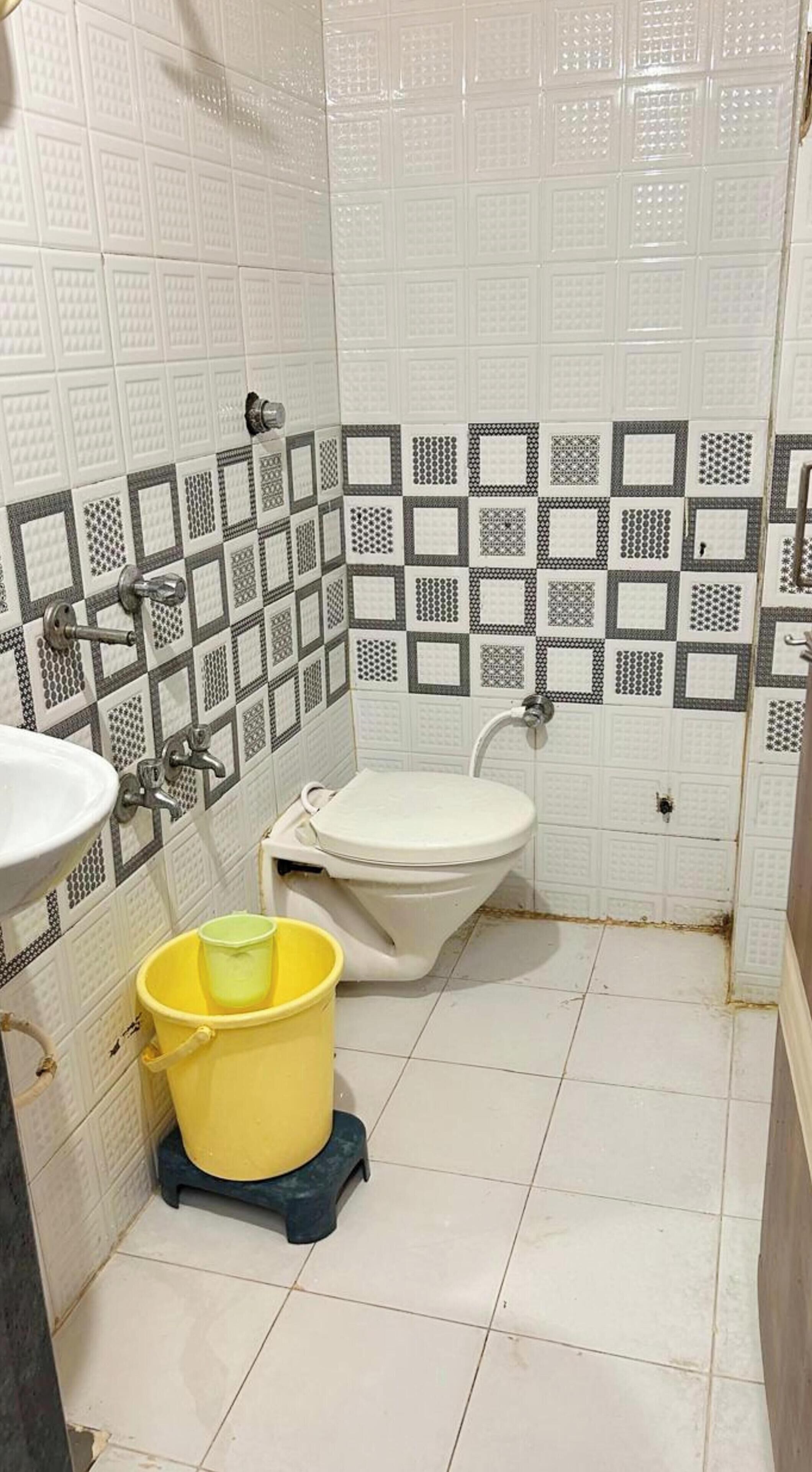 Quarto Quádruplo Deluxe, ar condicionado | Casa de banho | Um polibã, um chuveiro fixo, chinelos, toalhas fornecidas 