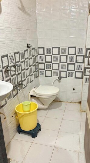 Quarto quádruplo luxo, ar-condicionado | Banheiro | Chuveiro, chuveiro com efeito de chuva, chinelos, toalhas de banho