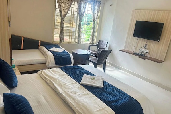 Quarto triplo luxo, ar-condicionado | Roupas de cama antialérgicas, escrivaninha, quartos à prova de som