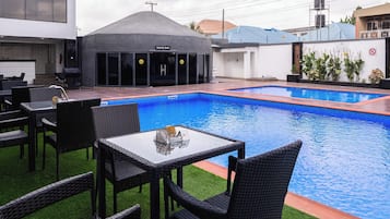 2 piscinas externas