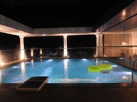 Piscina interior, piscina exterior, da(s) 7:00 à(s) 19:00, guarda-sóis