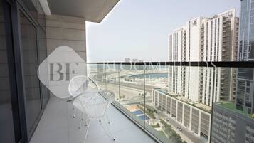 Apartamento, varanda, vista parcial para o mar | Terrenos do alojamento