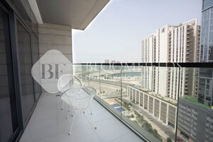 Apartamento, varanda, vista parcial para o mar | Terrenos do alojamento