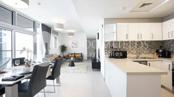 Apartamento, varanda, vista parcial para o mar | Cozinha privada