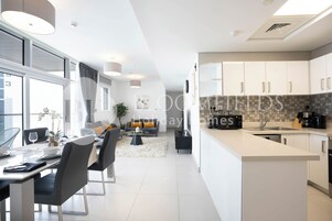 Apartamento, varanda, vista parcial para o mar | Cozinha privada