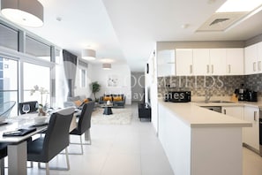 Apartamento, sacada, vista parcial para o mar | Cozinha privada