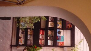 Uma livraria com estantes de livros e plantas.