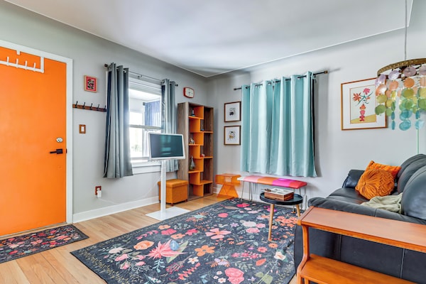 Families Welcome! Colorful Berkley Home W/ Yard - Royal Oak, MI