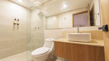 Quarto Duplo Standard, 2 camas queen-size | Casa de banho | Um polibã, toalhas fornecidas, sabão, champô