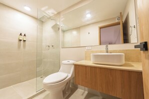 Quarto Duplo Standard, 2 camas queen-size | Casa de banho | Um polibã, toalhas fornecidas, sabão, champô 