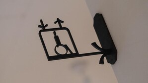 Sinal que indica banheiro acessível para cadeiras de rodas.