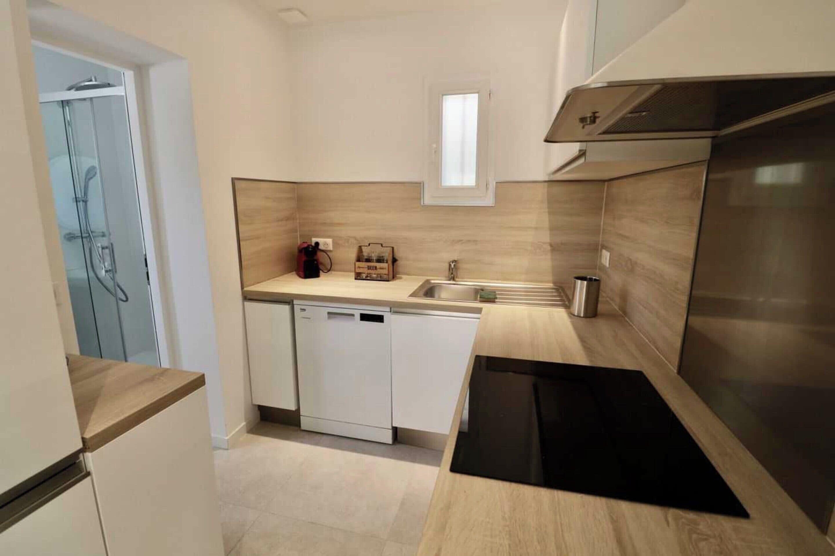 Apartamento | Cozinha privada | Geladeira, micro-ondas, fogão, cooktop