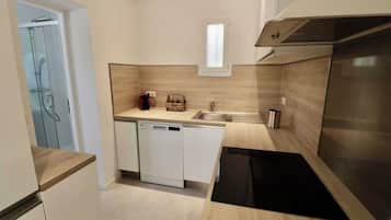 Apartamento | Cozinha privada | Geladeira, micro-ondas, fogão, cooktop