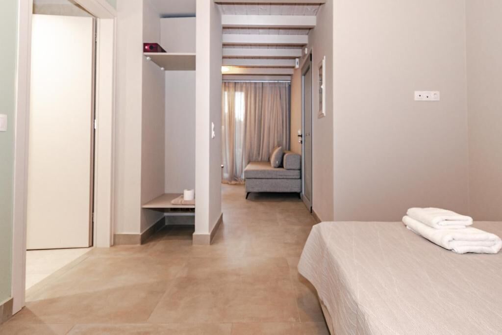 Suíte, acessível para pessoas com deficiência física, vista para a piscina | Cofres nos quartos, Wi-Fi de cortesia