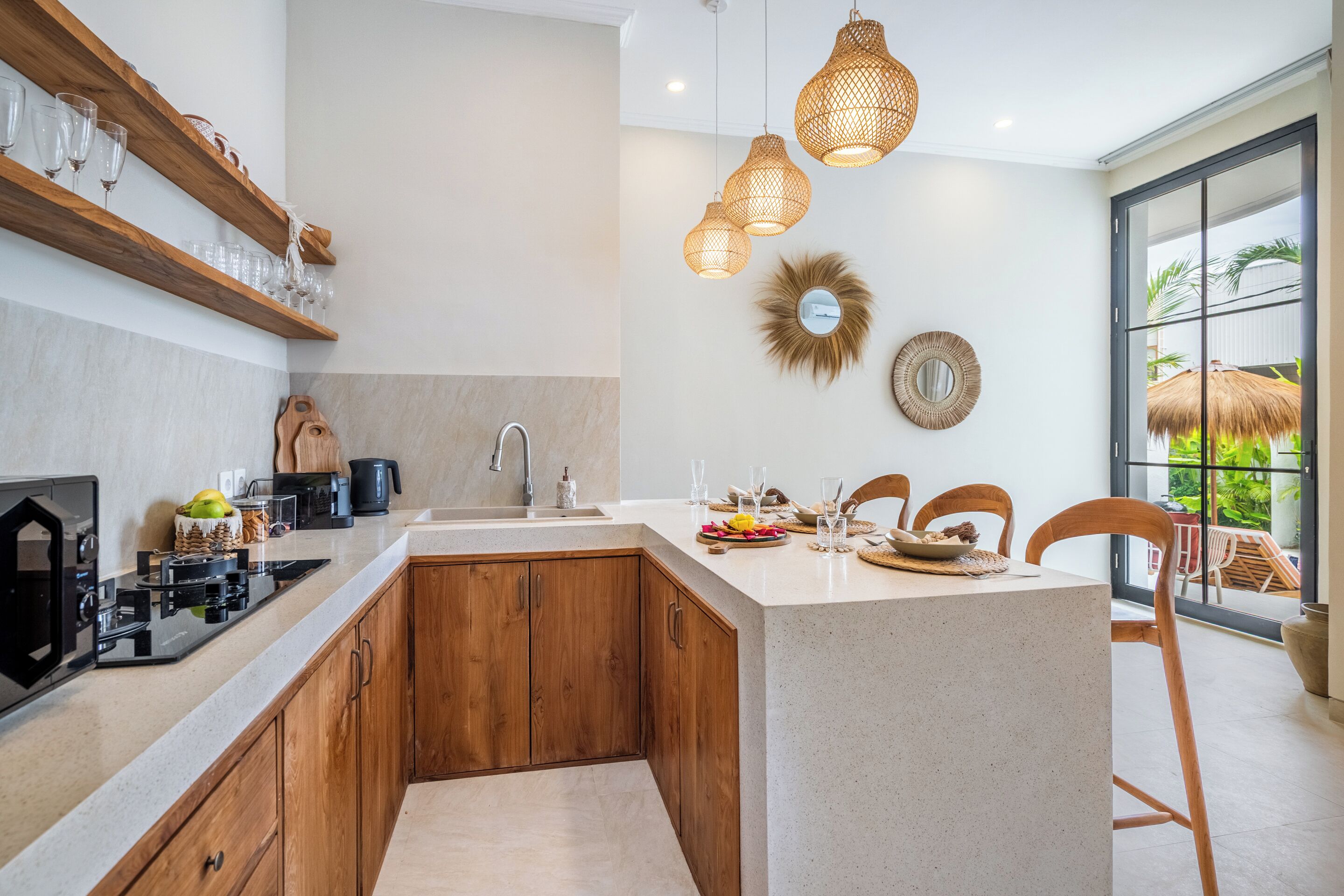 Geladeira grande, micro-ondas, cooktop