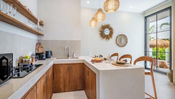 Geladeira grande, micro-ondas, cooktop