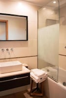 Suite Deluxe, Vista para a cidade | Casa de banho | Artigos de higiene pessoal grátis, um secador de cabelo