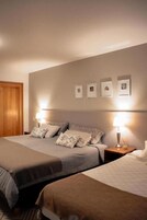 Suite Deluxe, Vista para a cidade | Cofre no quarto, cortinas/cortinados opacos, quartos insonorizados