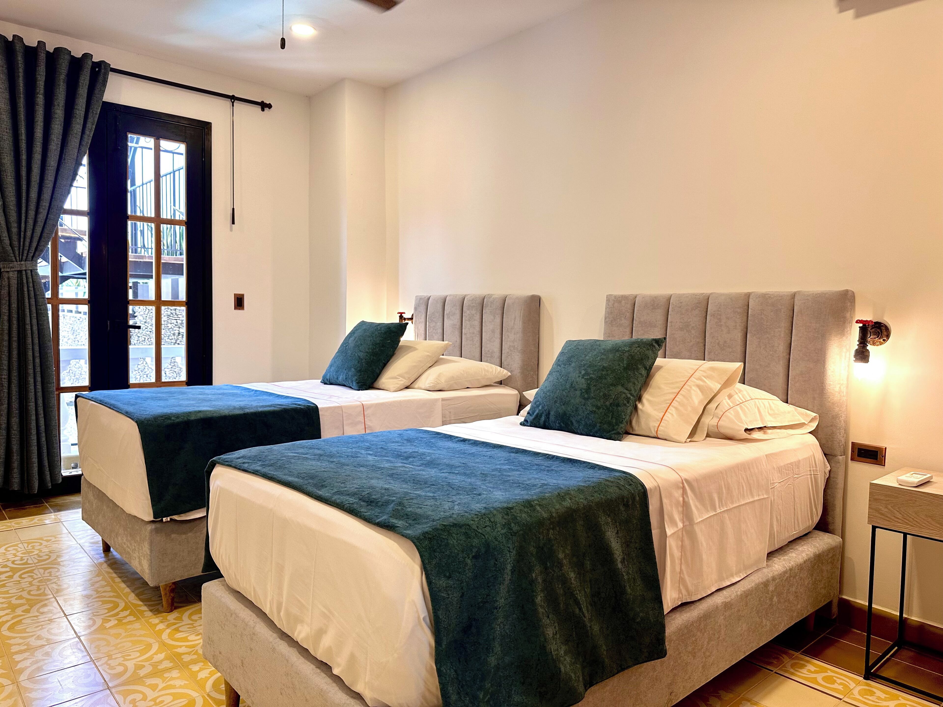 Quarto duplo standard, vista para o pátio | Escrivaninha, Wi-Fi de cortesia