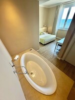 Suíte júnior, vista para o mar | Cofres nos quartos, escrivaninha, Wi-Fi de cortesia