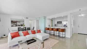 Penthouse de Luxo, vista para o oceano | Sala de estar | Smart TV de 55 polegadas com canais por cabo