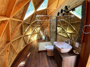 Quarto Deluxe, vista para a montanha | Casa de banho | Um polibã e uma banheira separados, toalhas fornecidas, sabão, champô 