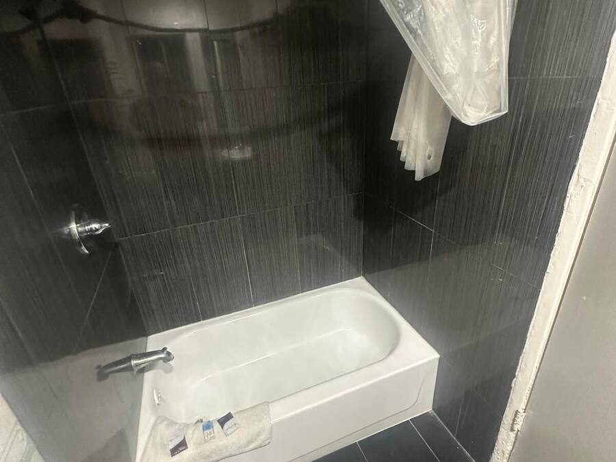 Suite | Casa de banho | Toalhas fornecidas, sabão, champô, papel higiénico