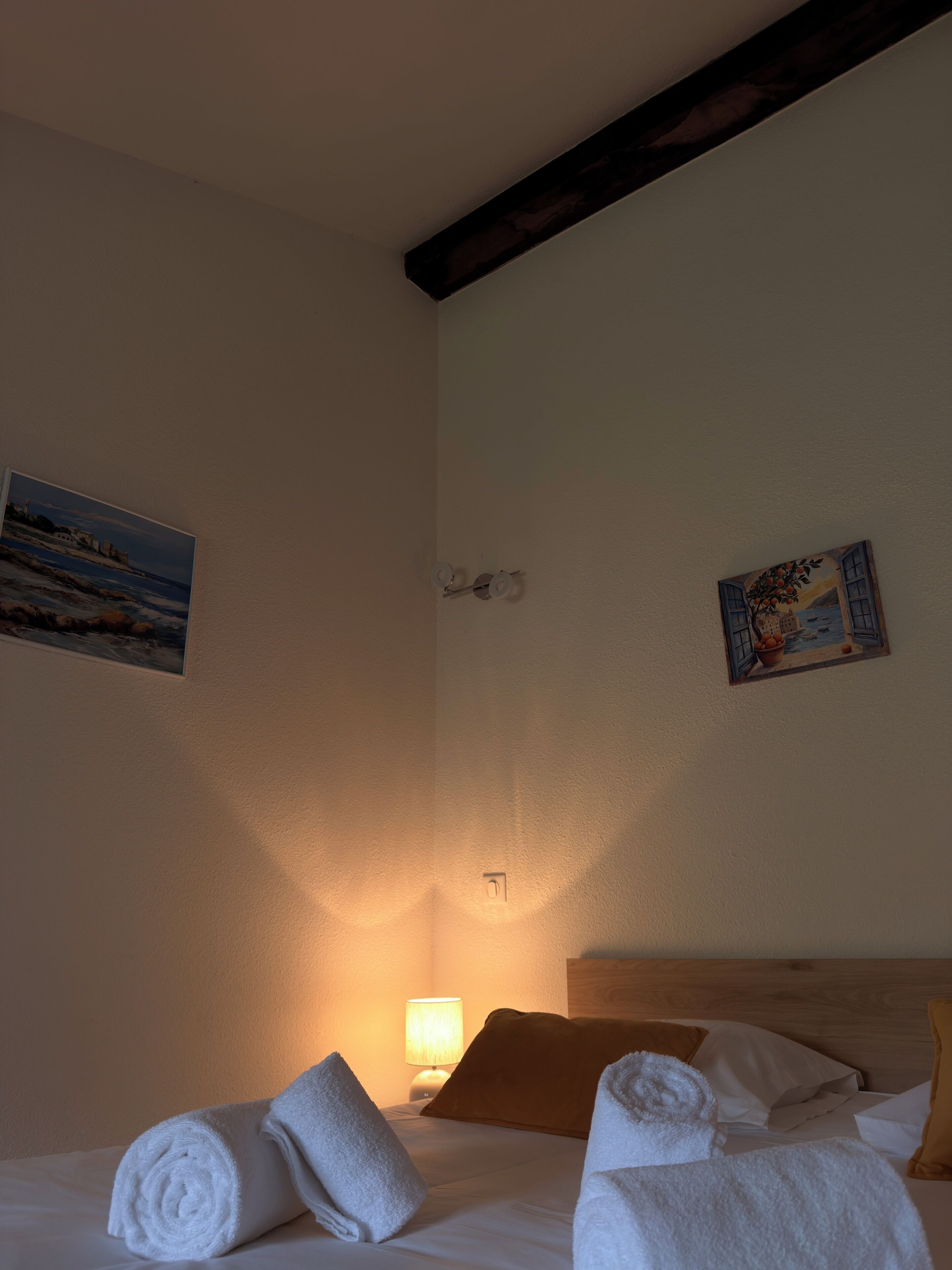 Quarto Triplo, vista para a montanha | Secretária, secretária adequada para computadores portáteis 