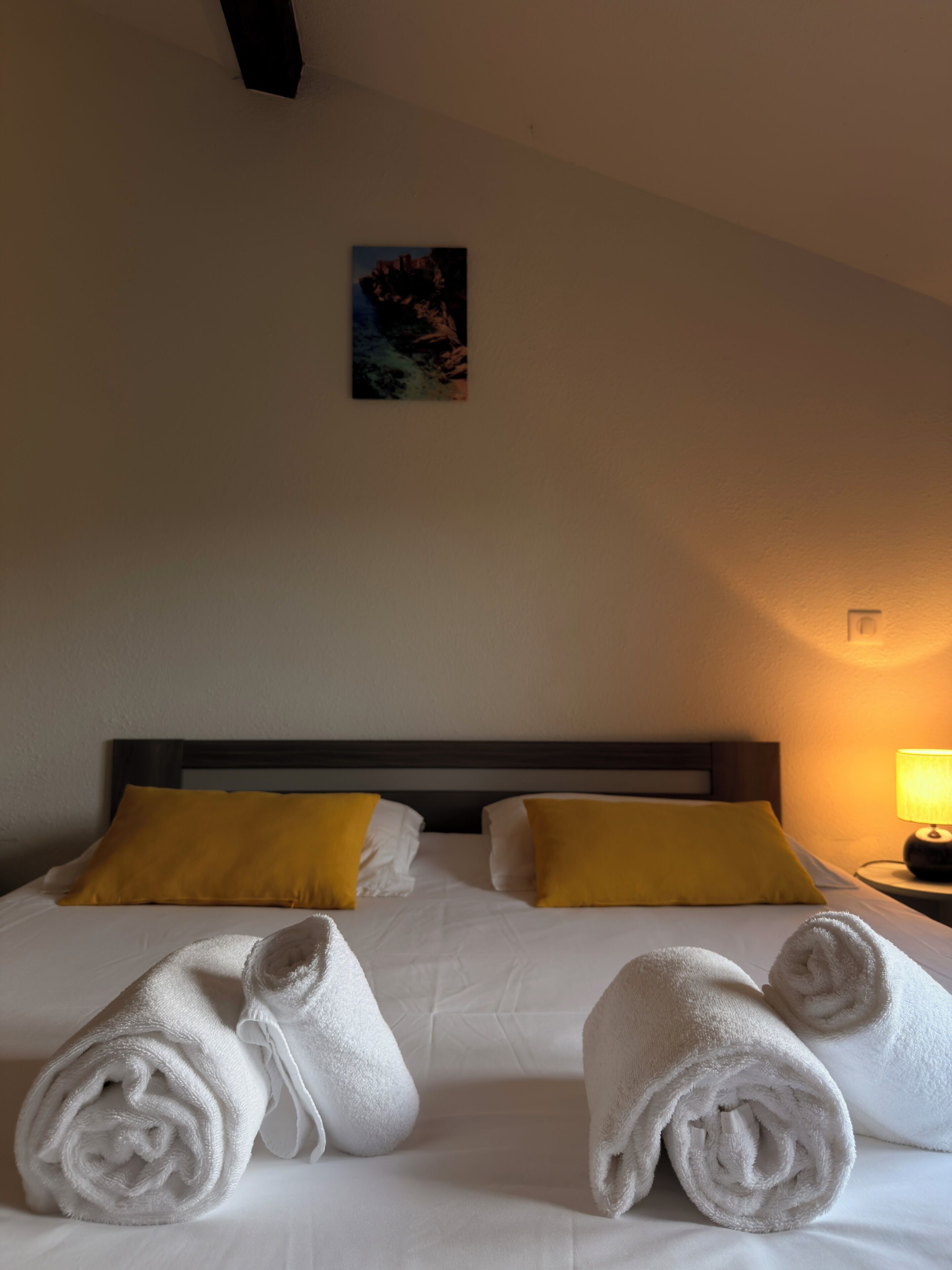 Quarto Triplo, vista para a montanha | Secretária, secretária adequada para computadores portáteis 