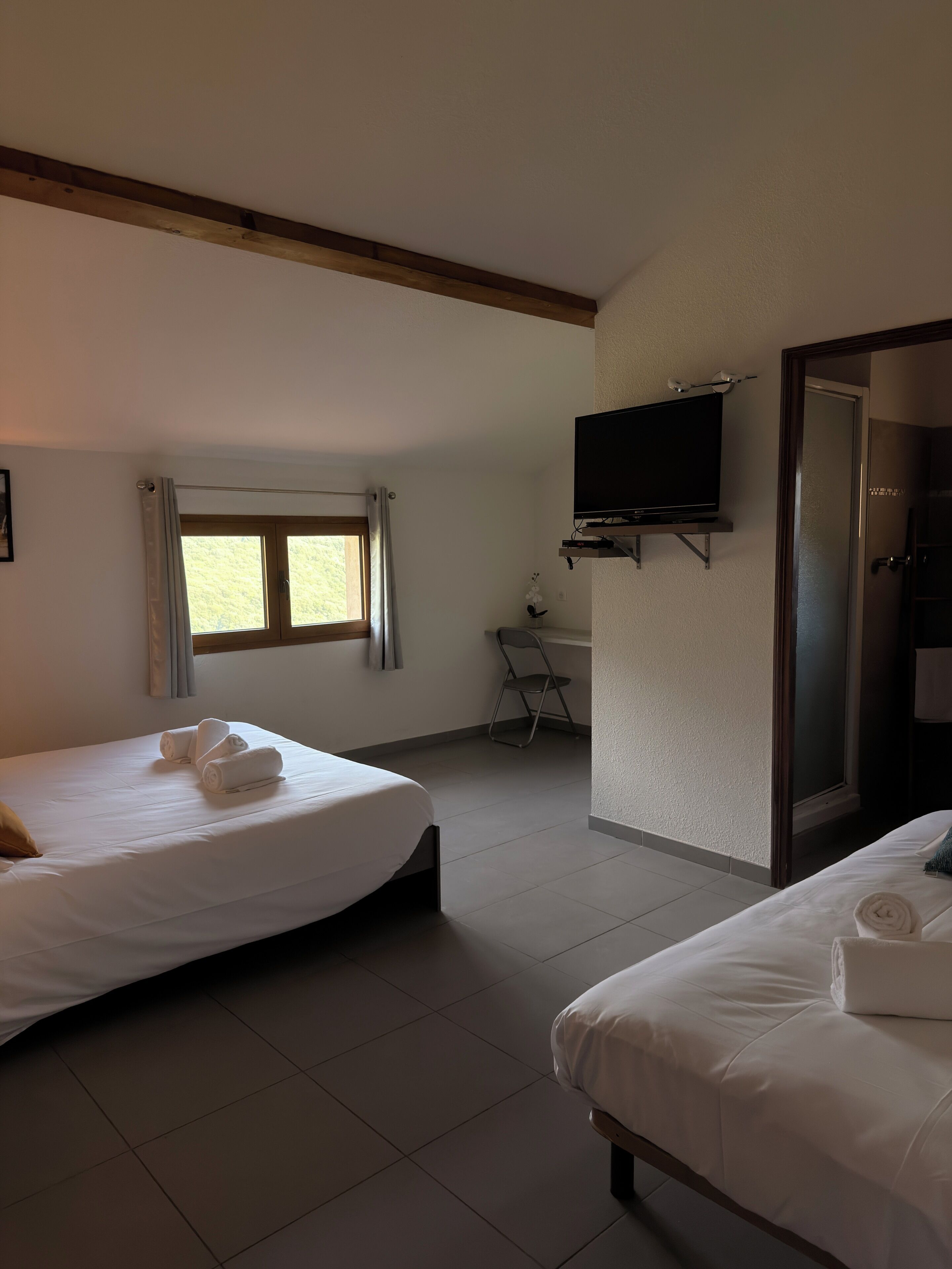 Quarto Triplo, vista para a montanha | Secretária, secretária adequada para computadores portáteis 