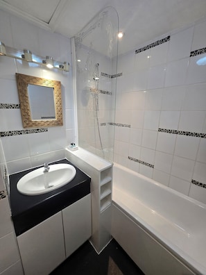 Quarto solteiro standard, para não fumantes, ao lado da praia | Banheiro | Toalhas de banho, sabonete, shampoo, papel higiênico