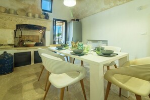 Villa Deluxe, 3 quartos, piscina privativa, vista para a piscina | Cozinha privada | Um frigorífico/congelador grande, um micro-ondas, um forno 