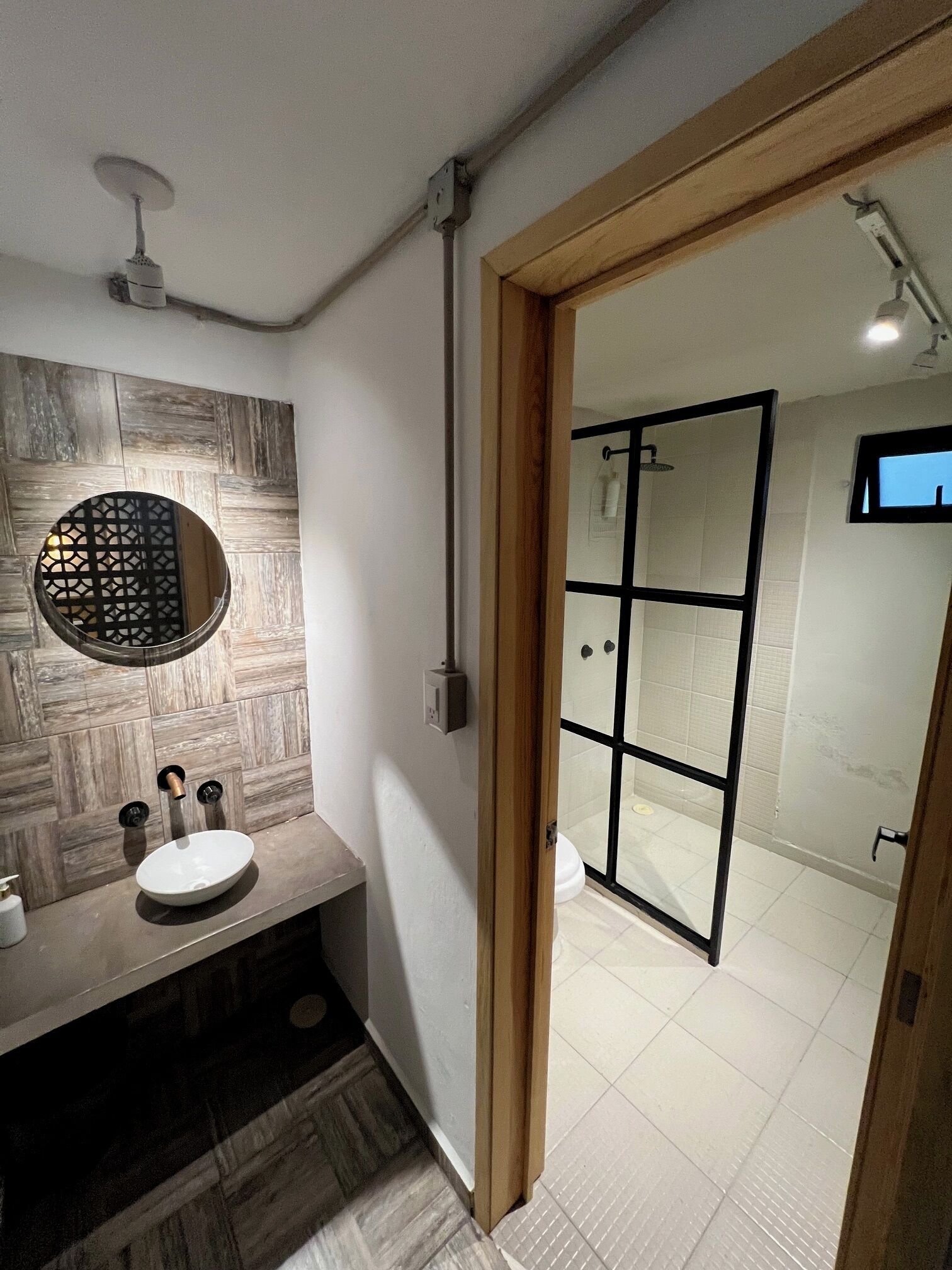 Quarto casal conforto | Banheiro | Chuveiro, toalhas de banho, sabonete, papel higiênico