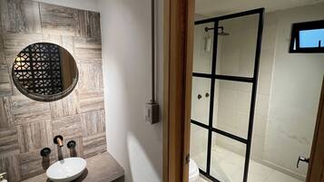 Quarto casal conforto | Banheiro | Chuveiro, toalhas de banho, sabonete, papel higiênico