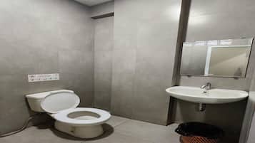 Quarto Duplo Standard | Casa de banho | Um polibã