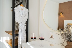 Quarto Superior, Vista para a cidade | Cofre no quarto, secretária 