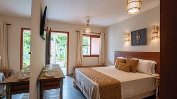 Suíte luxo, vista para o jardim | Escrivaninha, quartos à prova de som, Wi-Fi de cortesia
