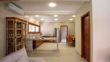 Casa luxo, vista para o pátio | Cozinha privada | Fogão, cooktop, liquidificador, talheres/pratos/utensílios de cozinha