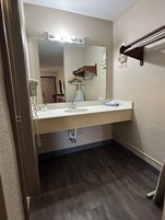 Quarto Individual, fumadores | Casa de banho | Um secador de cabelo, toalhas fornecidas, sabão, champô 