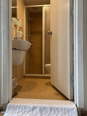 Quarto Triplo Standard, varanda | Casa de banho