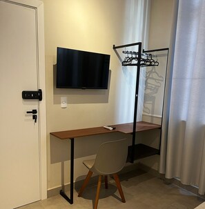 Escrivaninha, espaço de trabalho para notebook, Wi-Fi de cortesia