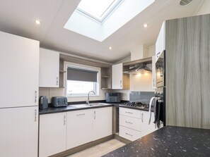 Uma máquina de lavar louça, utensílios de cozinha 