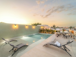 Piscina exterior, espreguiçadeiras 