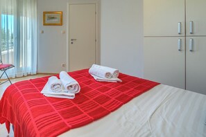 Apartamento | Secretária adequada para computadores portáteis, ferro/tábua de engomar 